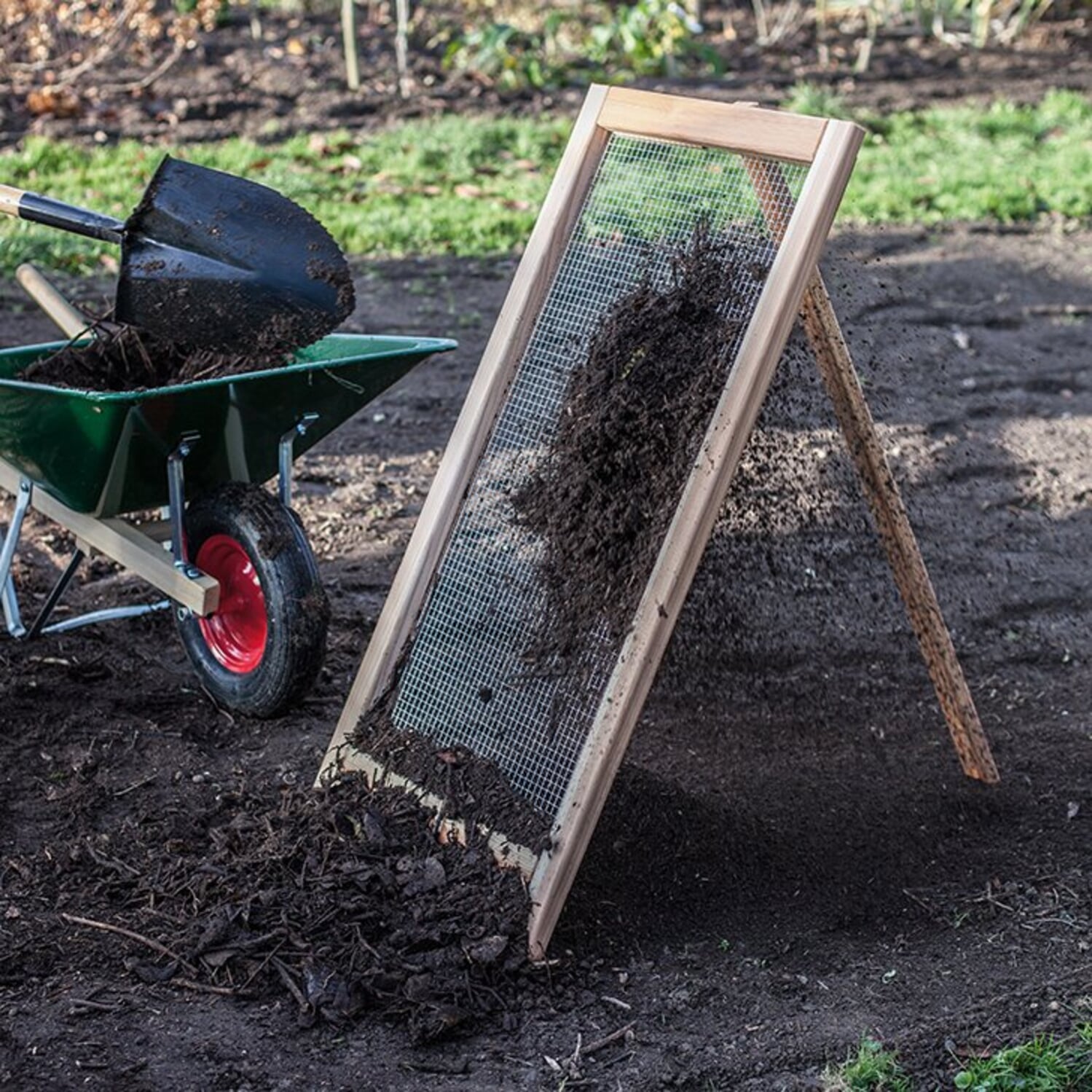 Keren en zeven van compost | Manufactum Tuinjaar